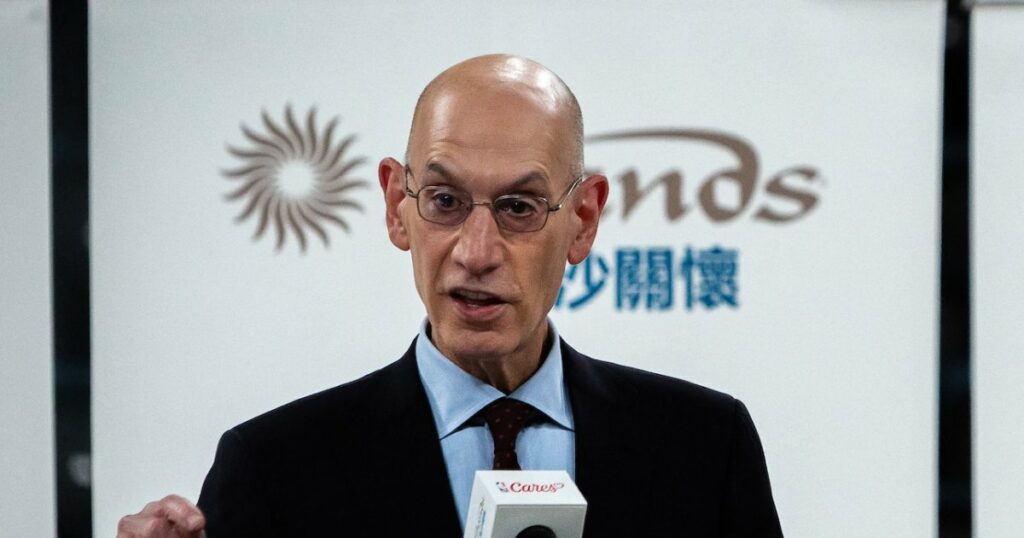 O comissário da NBA, Adam Silver, faz os primeiros comentários após ...